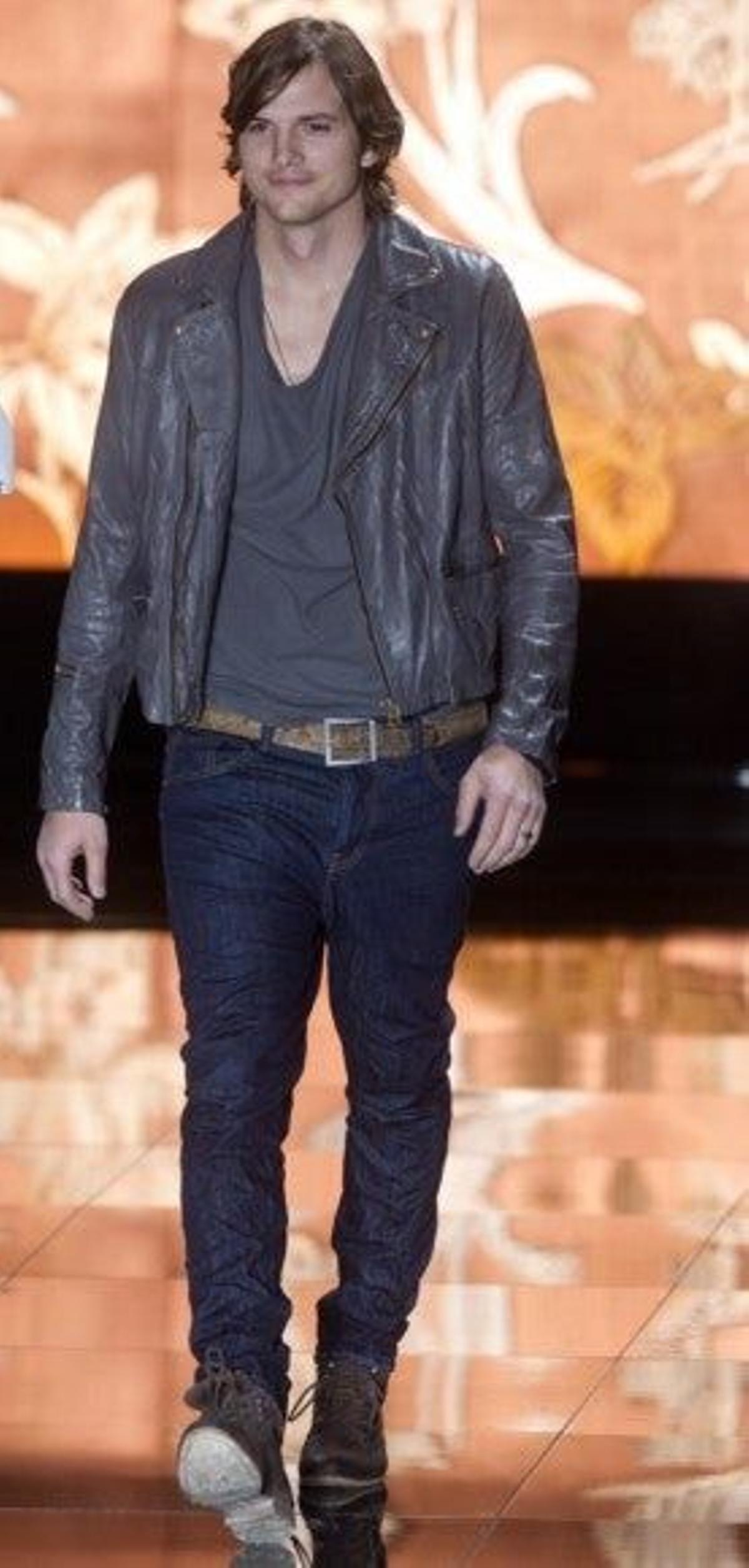 Ashton Kutcher y Paris Hilton desfilando en São Paulo - Cuore