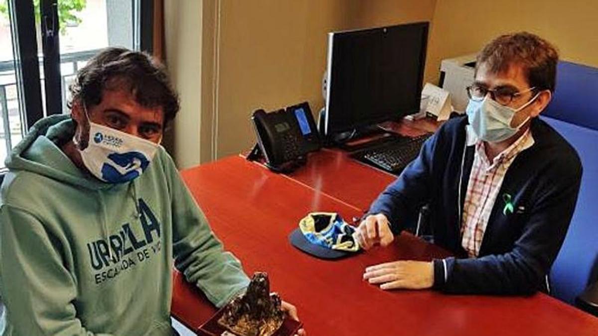 Pedro Sánchez anima a Miguel Ángel Roldán ante su reto de subir al Urriellu