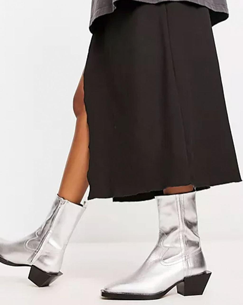 Vuelven las botas plateadas: las cowboy ya no son clásicas - Cuore