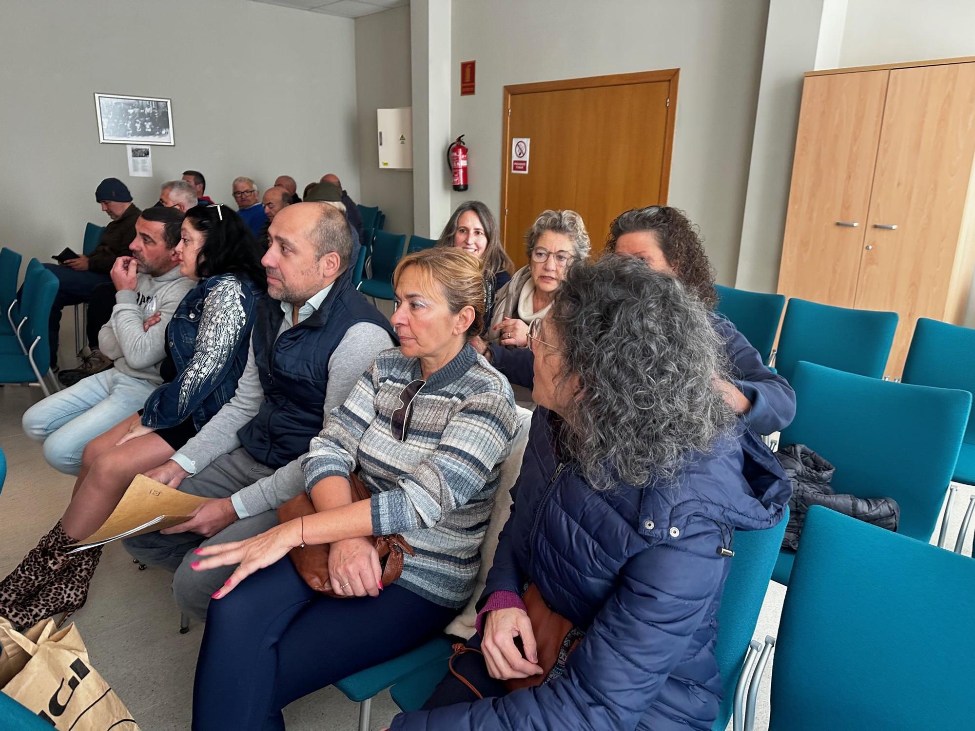 En imágenes: Tensa reunión en Figueras para debatir sobre el futuro del ...