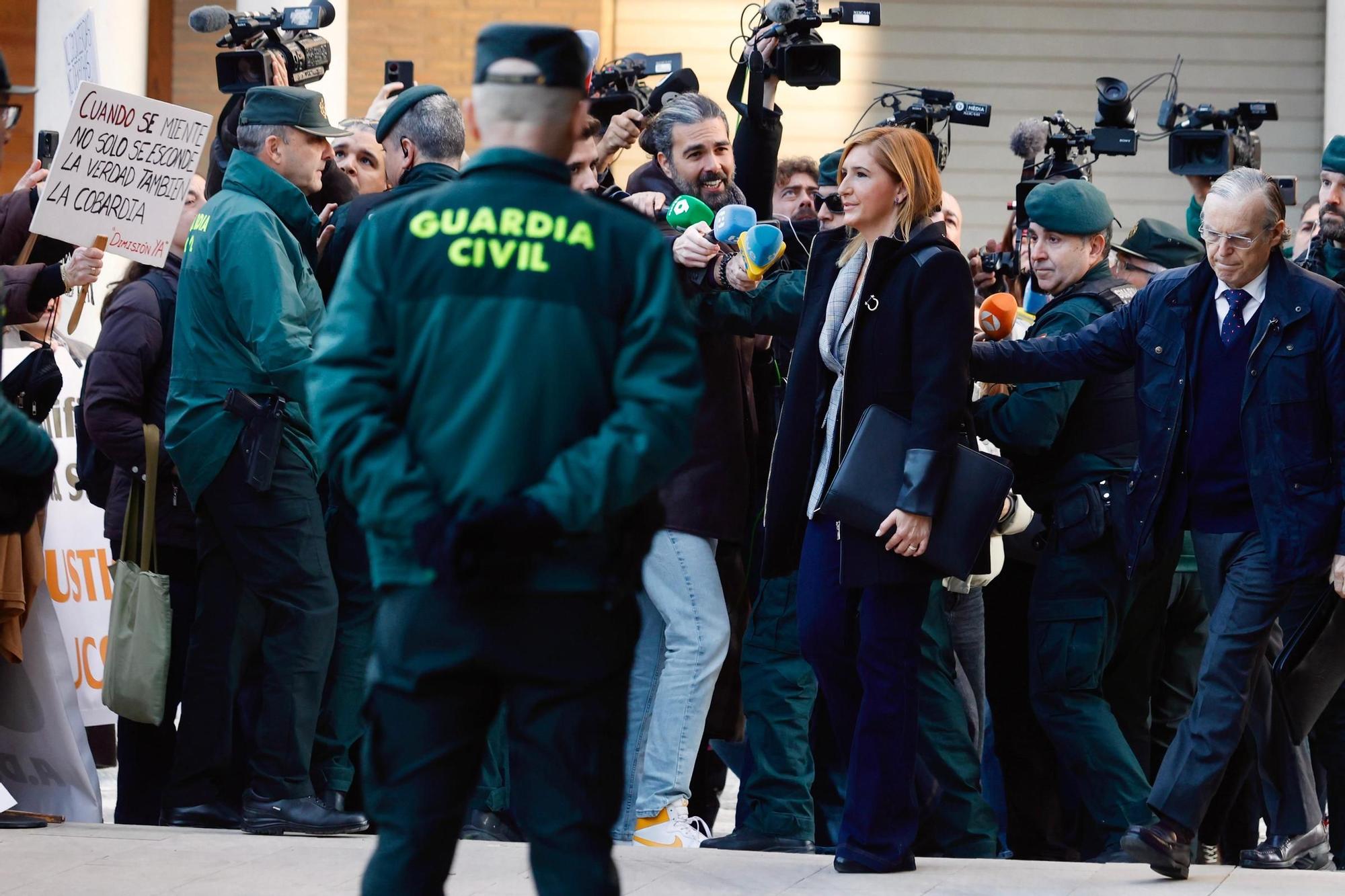 Pradas y José Manuel Cuenca salen de los juzgados de Catarroja ...