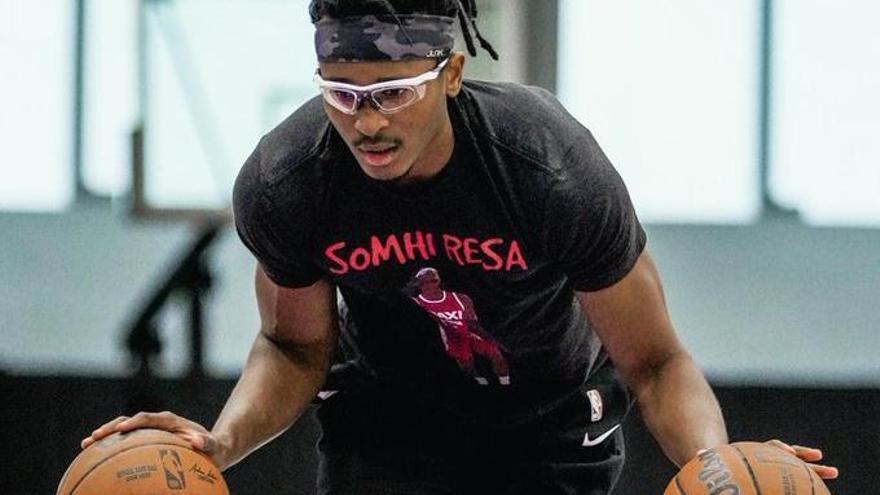 Chima Moneke sorprèn lluint una samarreta del Manresa en un entrenament ...