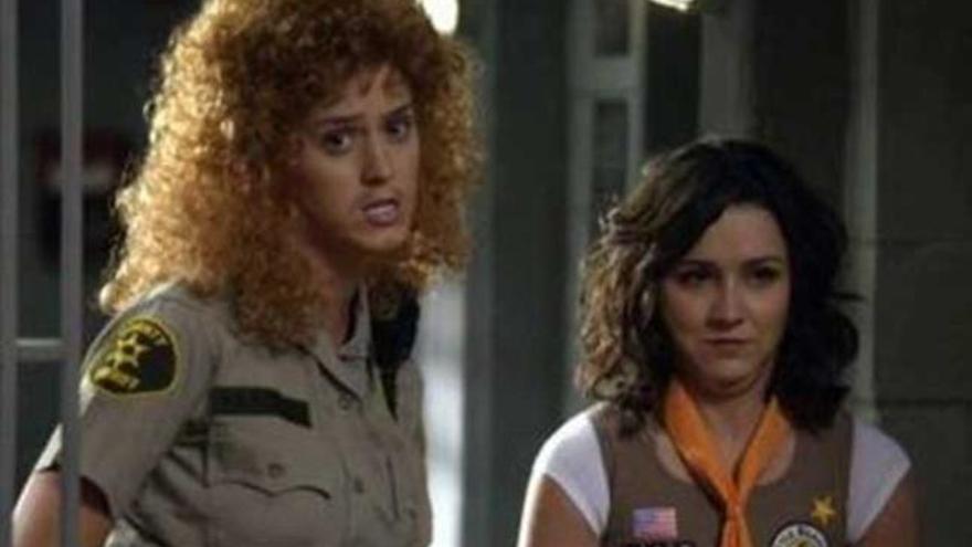 Katy Perry se deja bigote para 'Raising Hope'