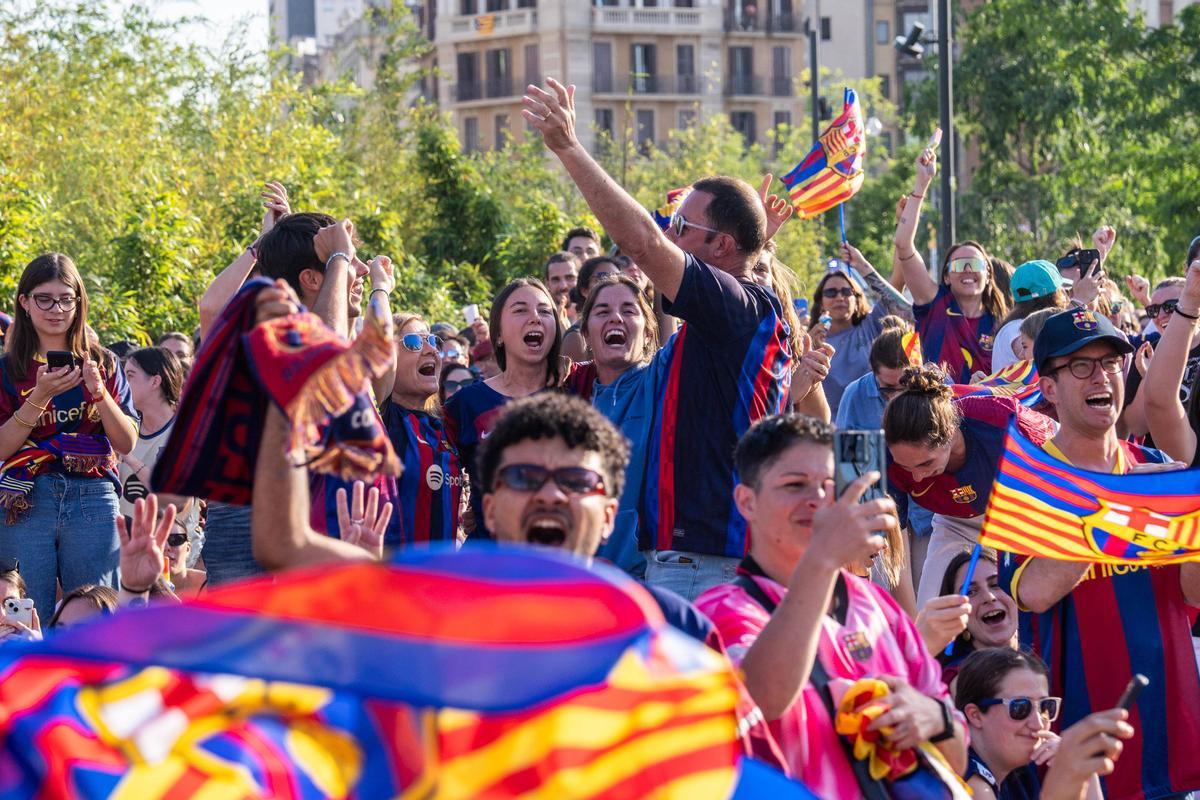 La afición del F.C.Barcelona celebra la cuarta Champions de su historia ...