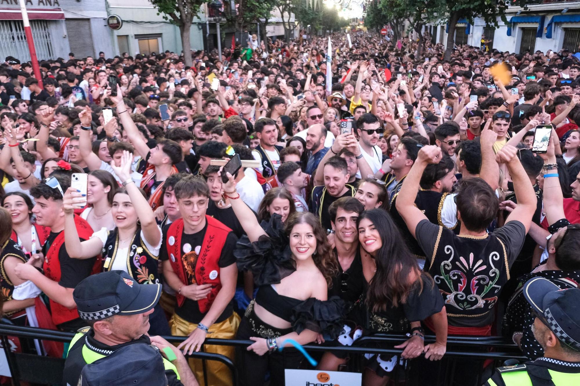 La entrada de bandas y el Pasodoble Idella de los Moros y Cristianos de Elda en imágenes