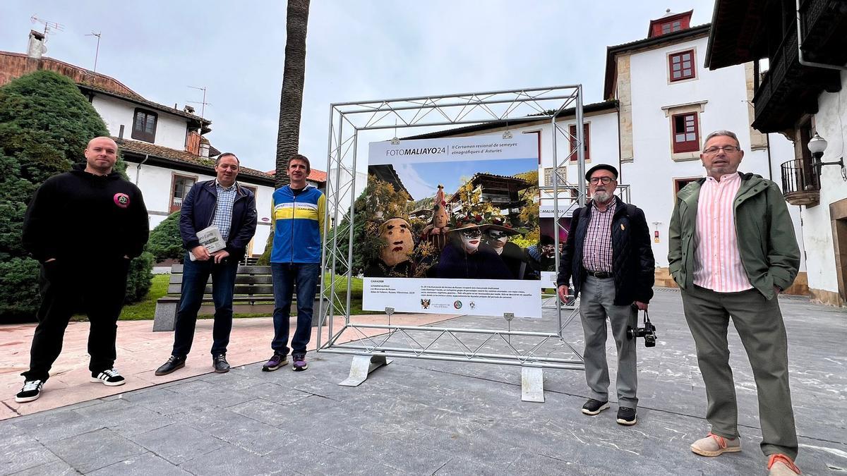 Fotomaliayo 2024 inunda la Plaza de Caveda y Nava con el arte y la ...