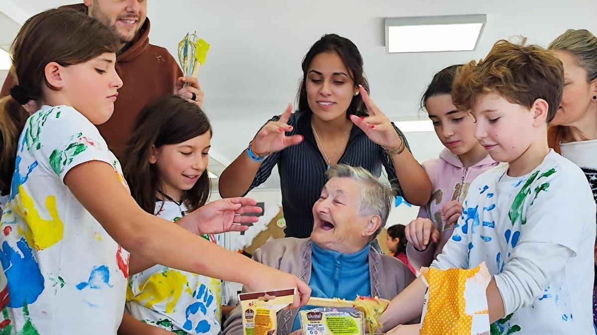 "Conociéndonos", el nuevo proyecto intergeneracional de Villaviciosa: "Lo pasamos muy bien ...