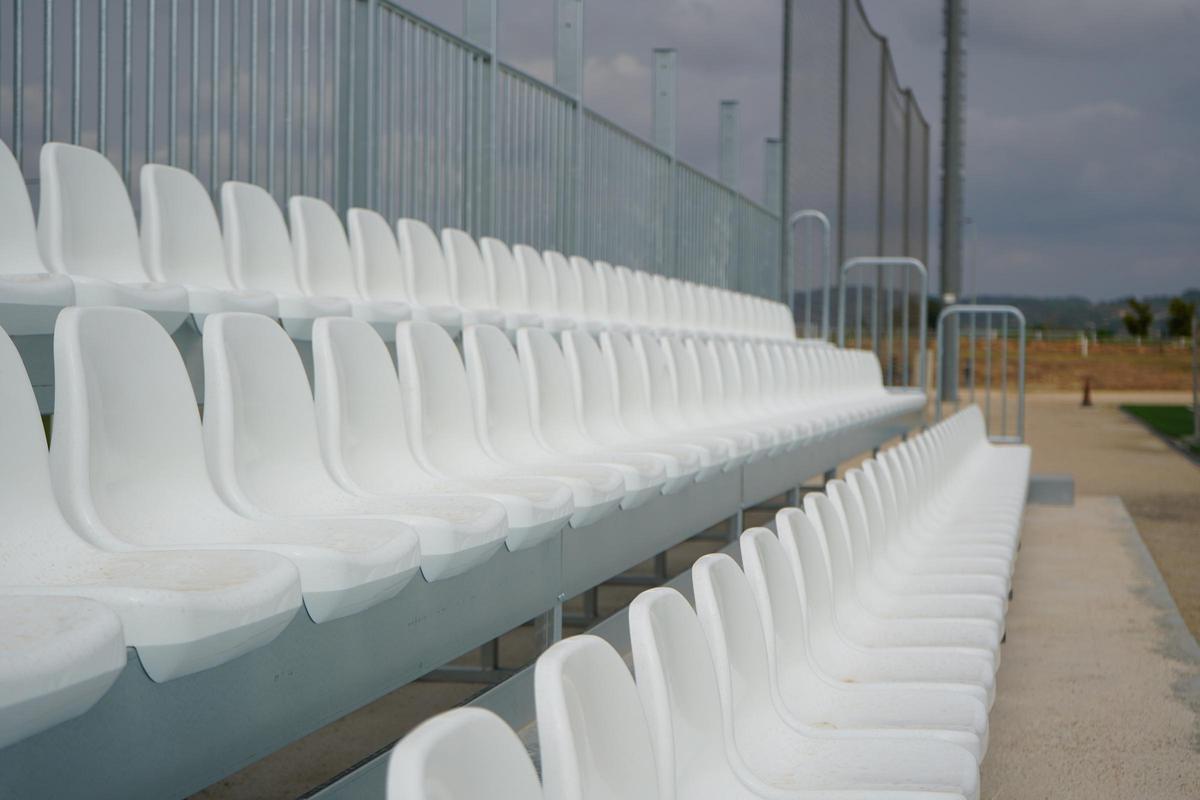 Instalaciones deportivas | Xàtiva instala dos gradas en los campos de ...