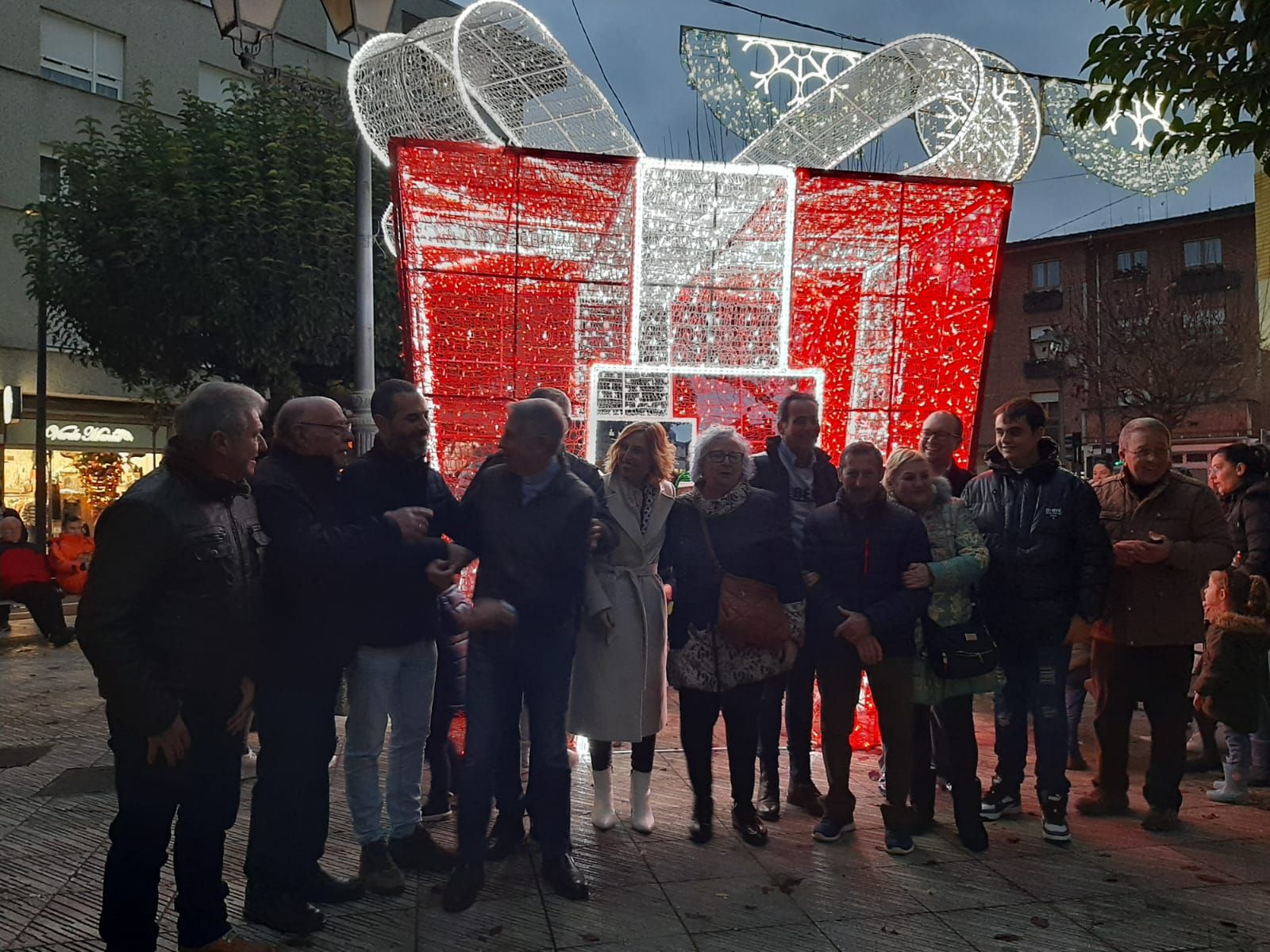 Lugones estrena la Navidad: así ha sido el encendido de las luces en el ...
