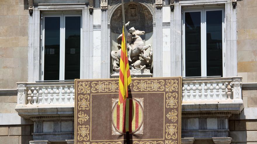 Banderas a medio palo y un crespón en el Palau de la Generalitat para ...