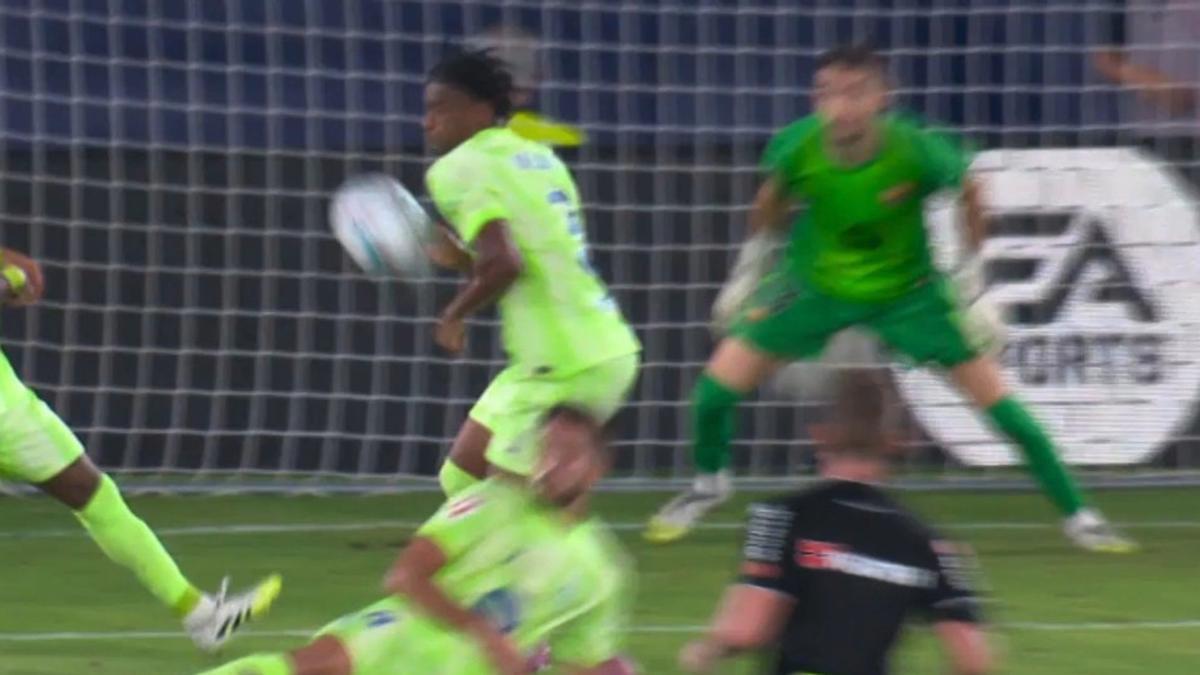 El audio del VAR de la jugada del polémico penalti por manos a Balde