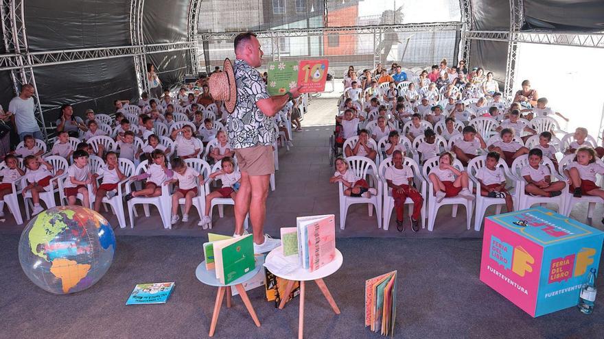 El profesor Antonio Becerra tributa un homenaje «leyendo a Alexis Ravelo»