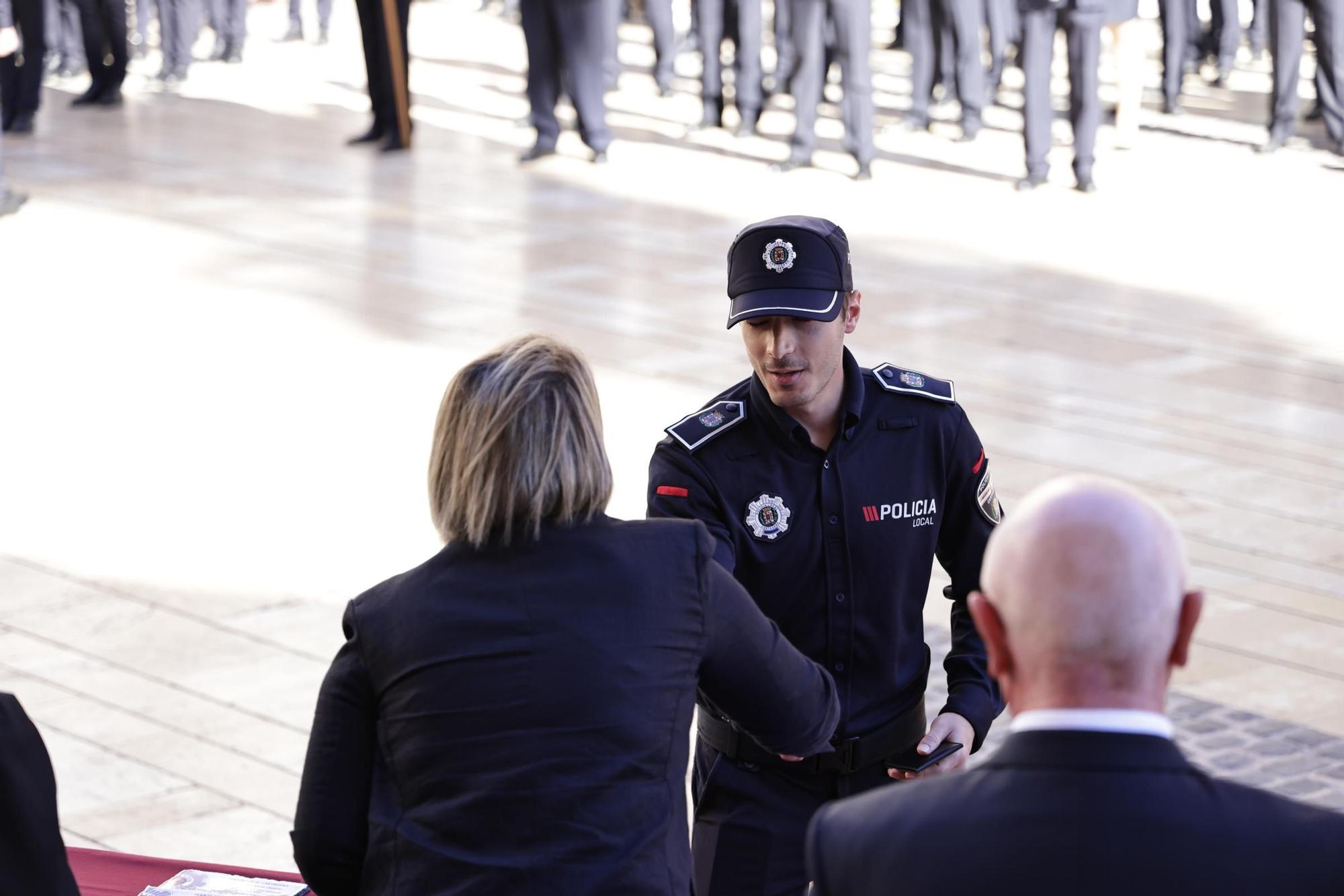 Entrega de placas a los nuevos agentes y de distinciones al personal ...