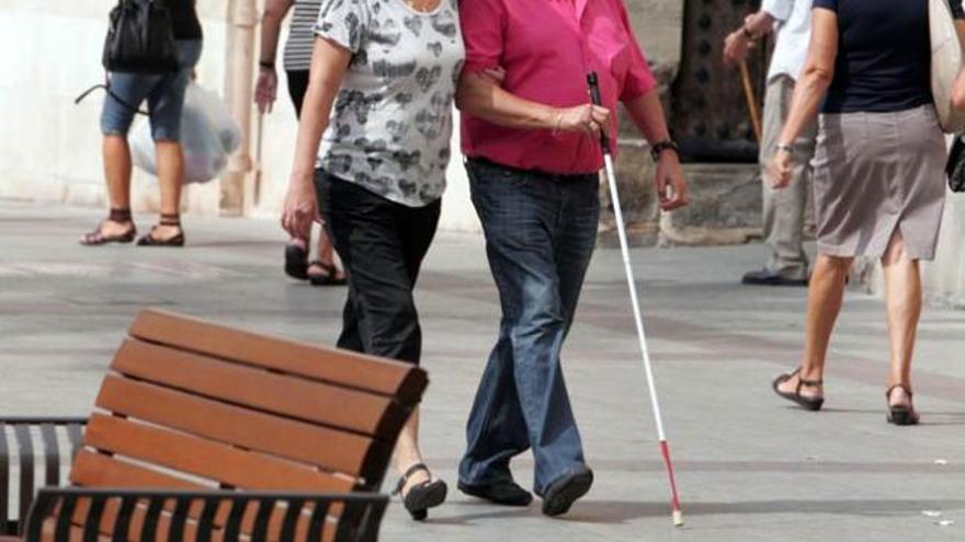 Crean un dispositivo que advierte a los invidentes de los obstáculos