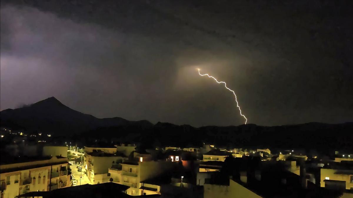 Espectáculo y peligro: Noche de rayos y truenos en la Safor
