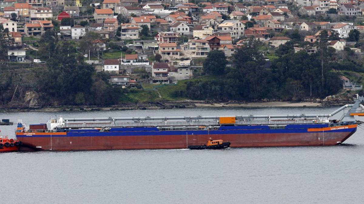 Un singular buque arenero, al refugio del temporal en Rande - Faro de Vigo