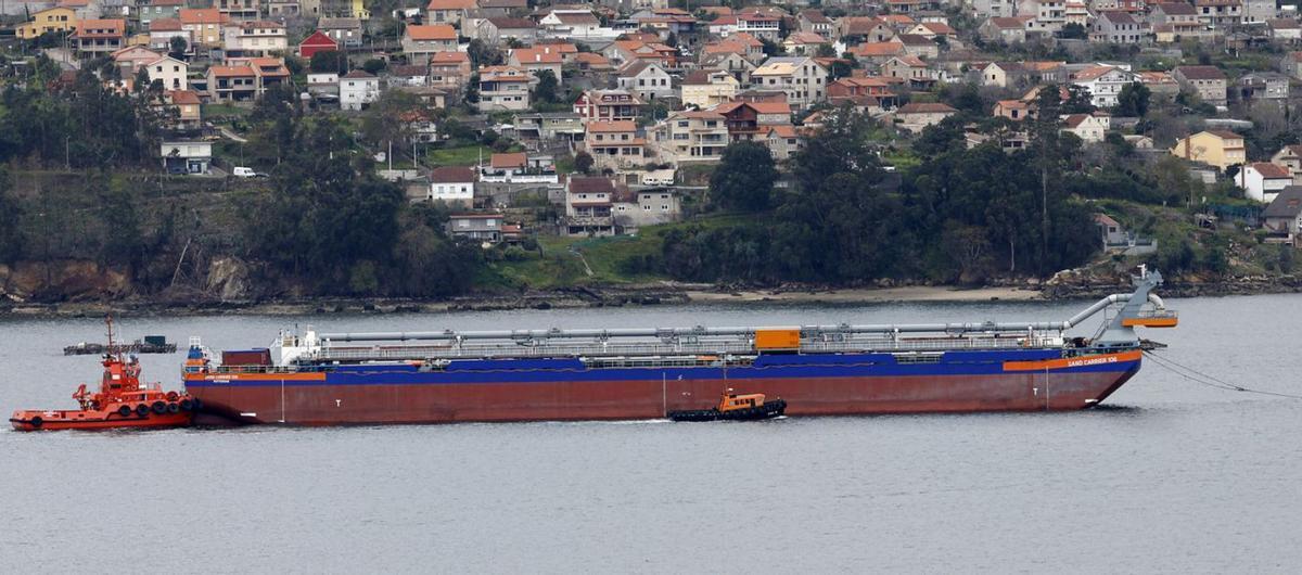 Un singular buque arenero, al refugio del temporal en Rande