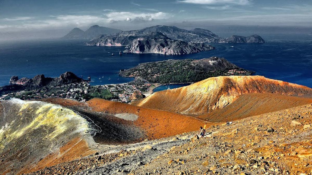 El incremento de la actividad del volcán de la isla de Vulcano obliga a ...