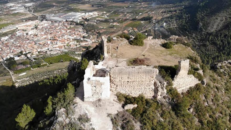 Vallada consolidará dos torres del castillo y actuará en el exterior de ...