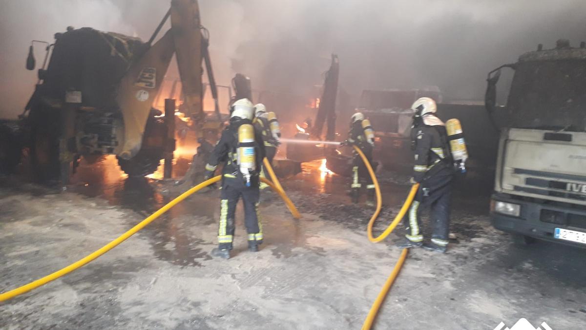 El incendio de una nave en Pola de Siero calcina dos excavadoras y tres ...