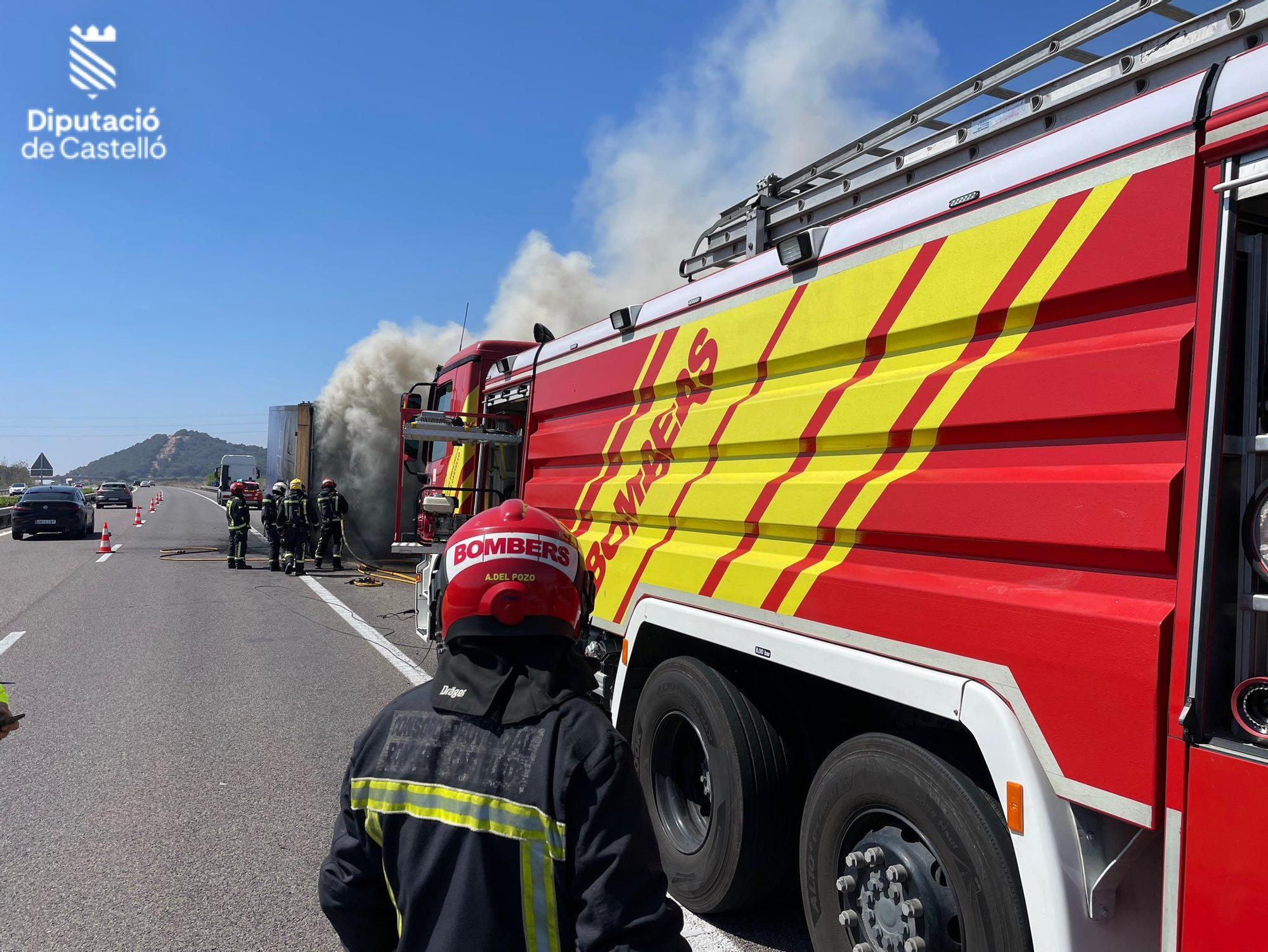Un camión se incendia en la AP-7 en término municipal de La Llosa ... Un camión se incendia en la AP-7 en término municipal de La Llosa ...