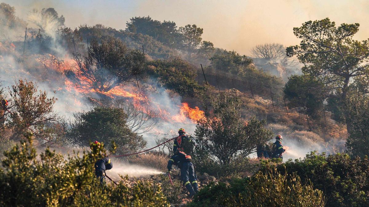 Un virulento incendio obliga a evacuar a autóctonos y turistas en la ...