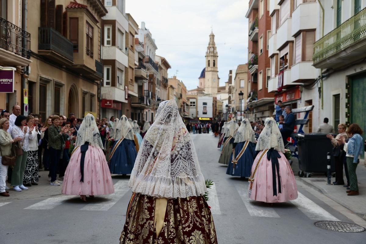 Cheste recibe a Berta y la corte en la Ofrenda a la Virgen de la Soledad