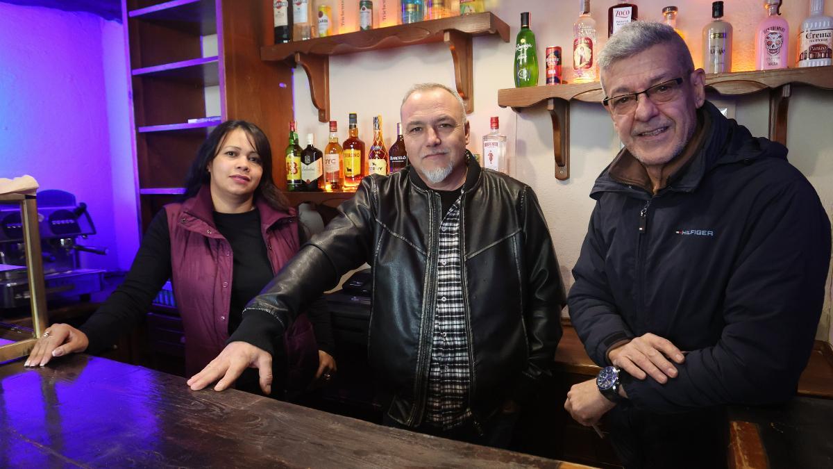 Tres madrileños dejan todo para llevar bar y casa rural del pequeño ...