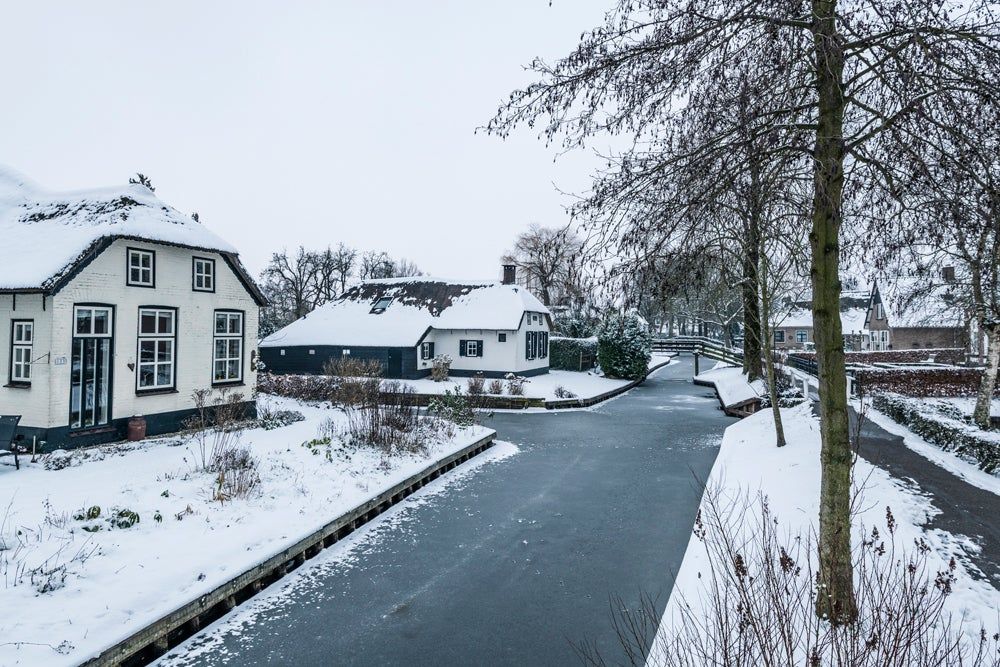 Giethoorn, el pueblo al que llaman "la Venecia de Holanda", se pasea en góndola - Viajar