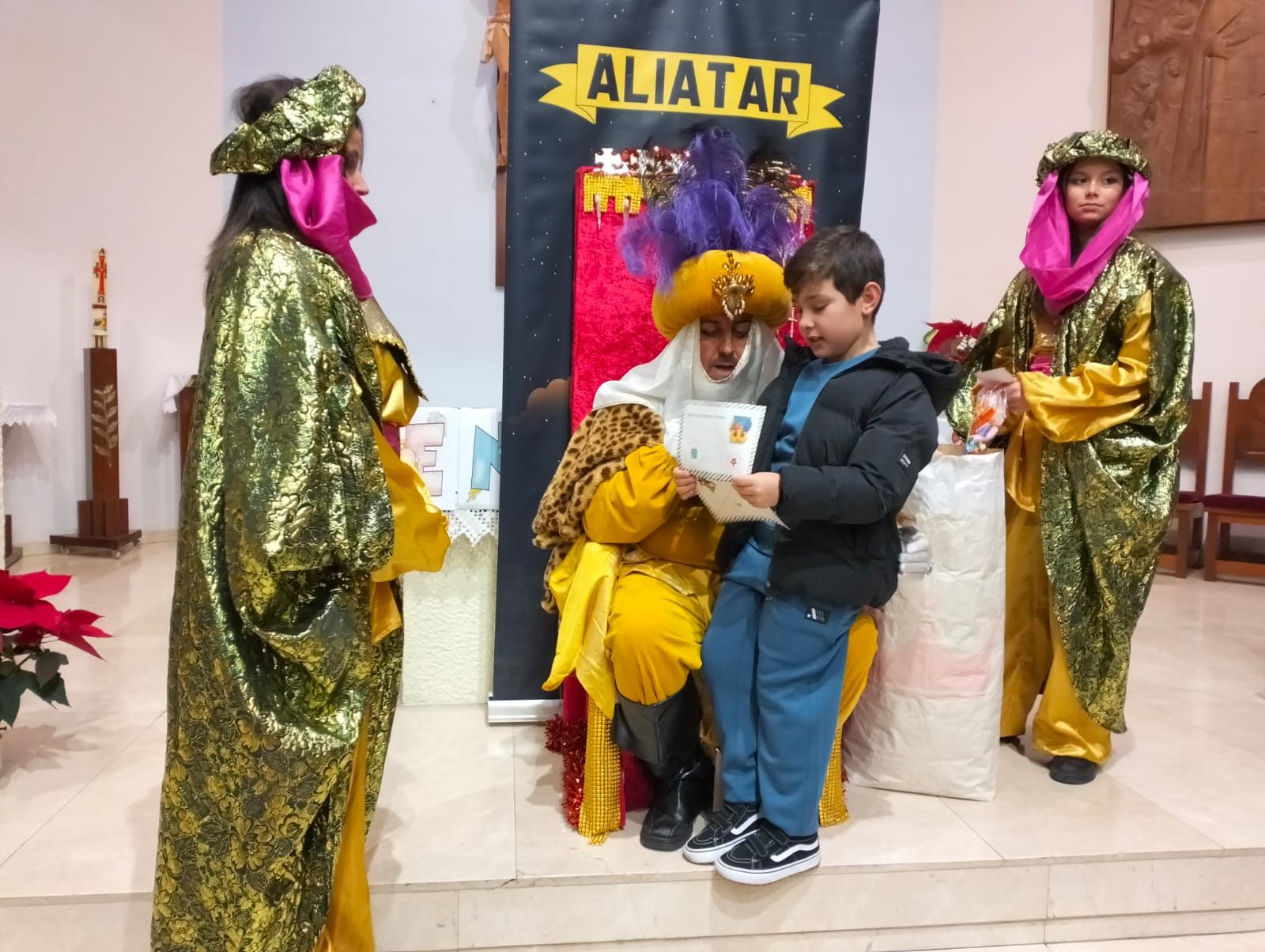 Aliatar visita El Coto para recoger las cartas de regalos (en imágenes)