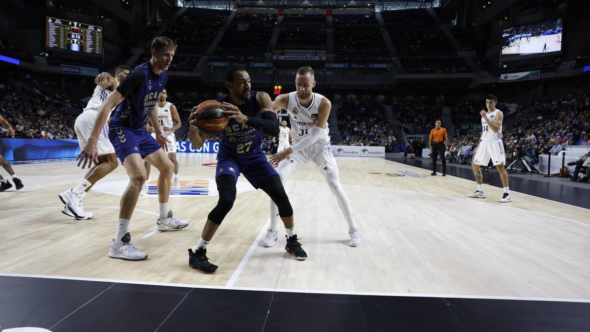 El Real Madrid saca los colores a un UCAM que dura diez minutos (93-57)