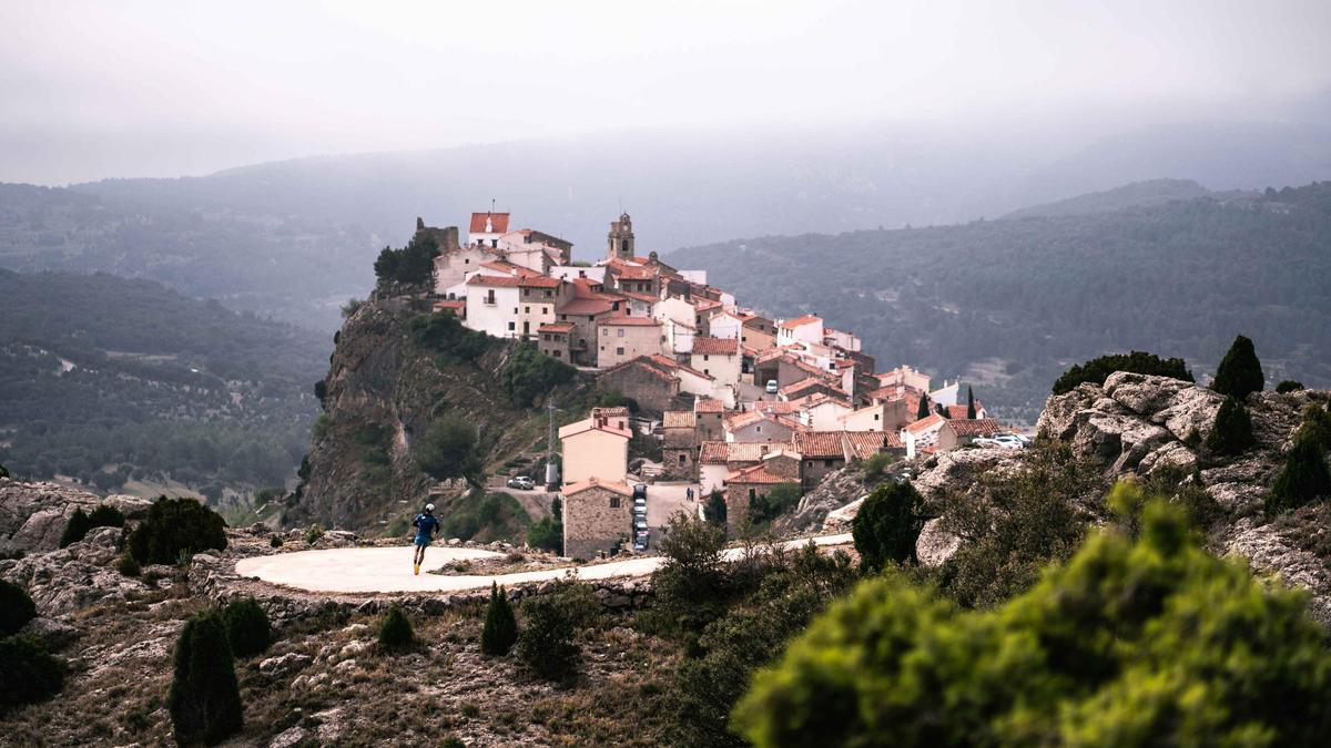 Senderismo por el GR-33, un camino lleno de historia