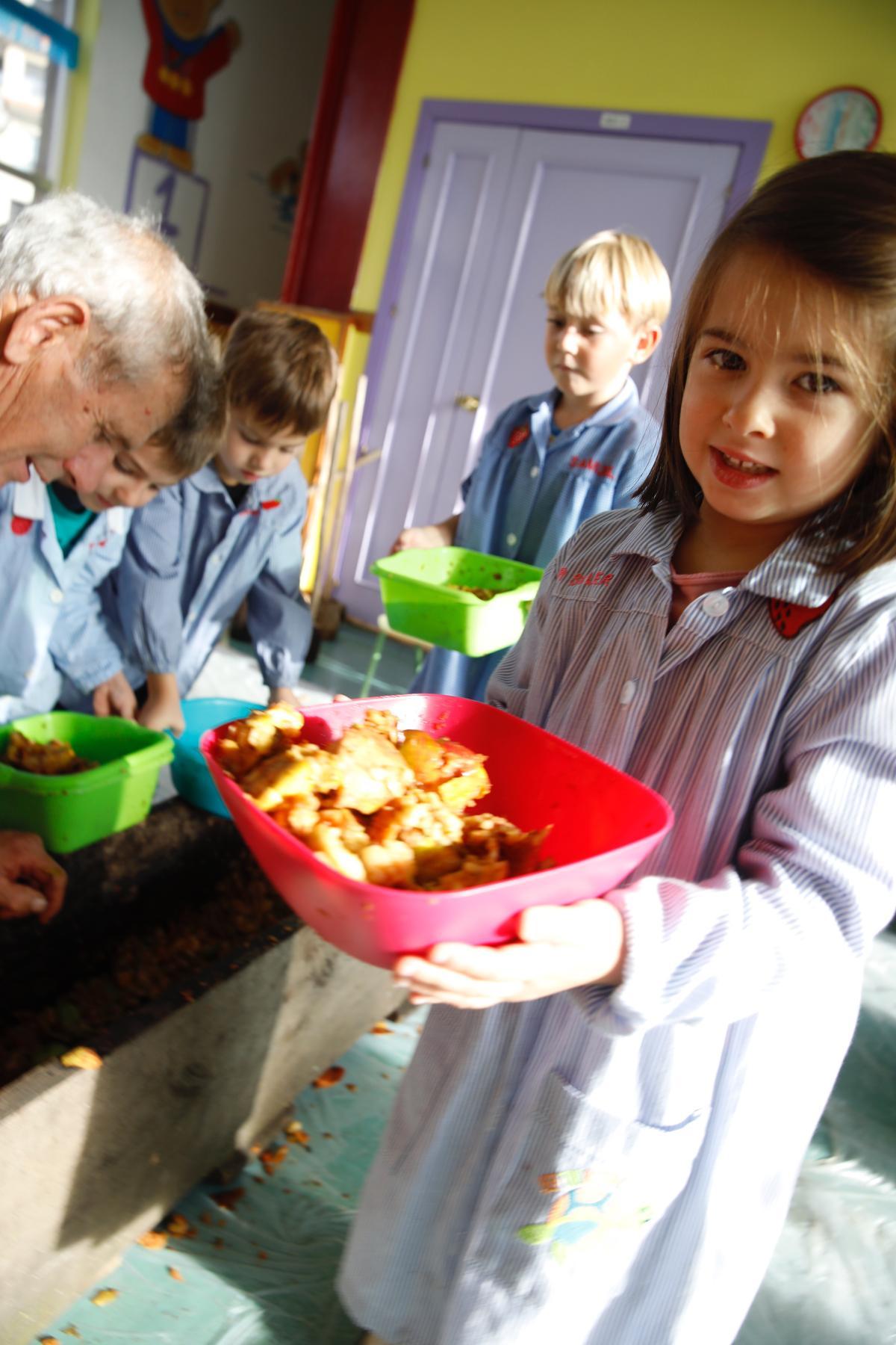 En imágenes: La escuelina Las Mestas crea su propio llagar