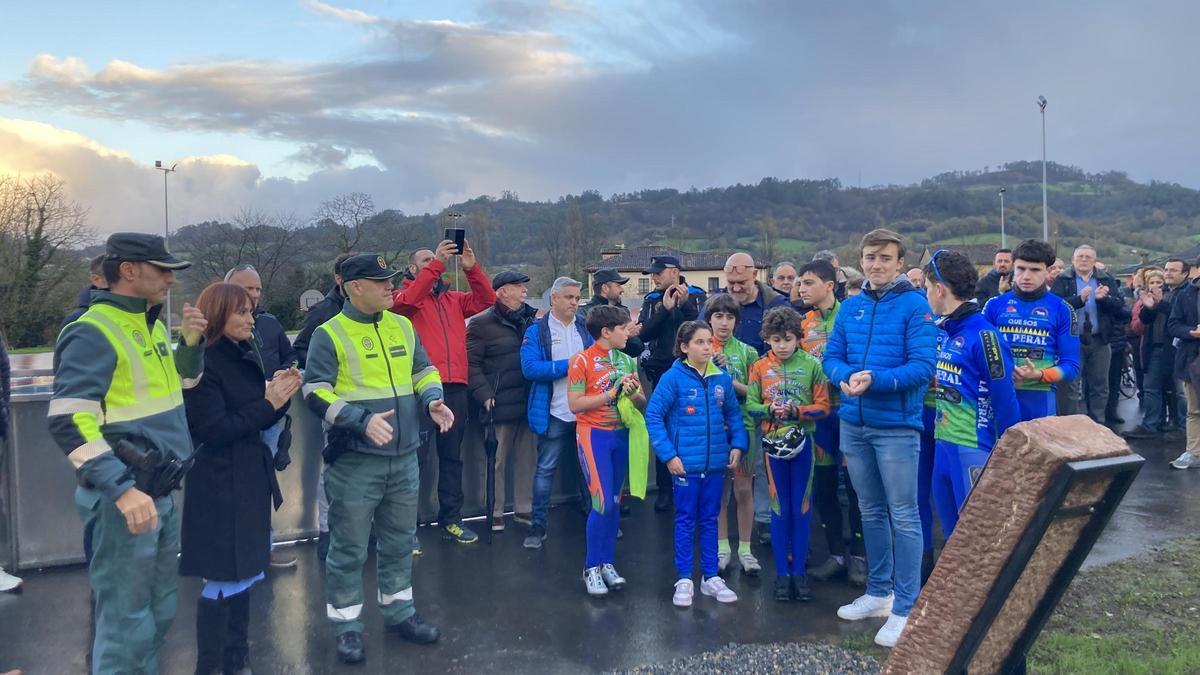 Grado graba en piedra su homenaje al héroe Dámaso Guillén: "Fue un escudo"