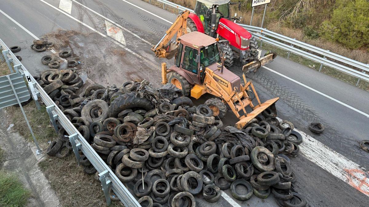 PAGESOS EMPORDÀ | Els pagesos reobren l'N-II a Pontós, però no deixaran ...
