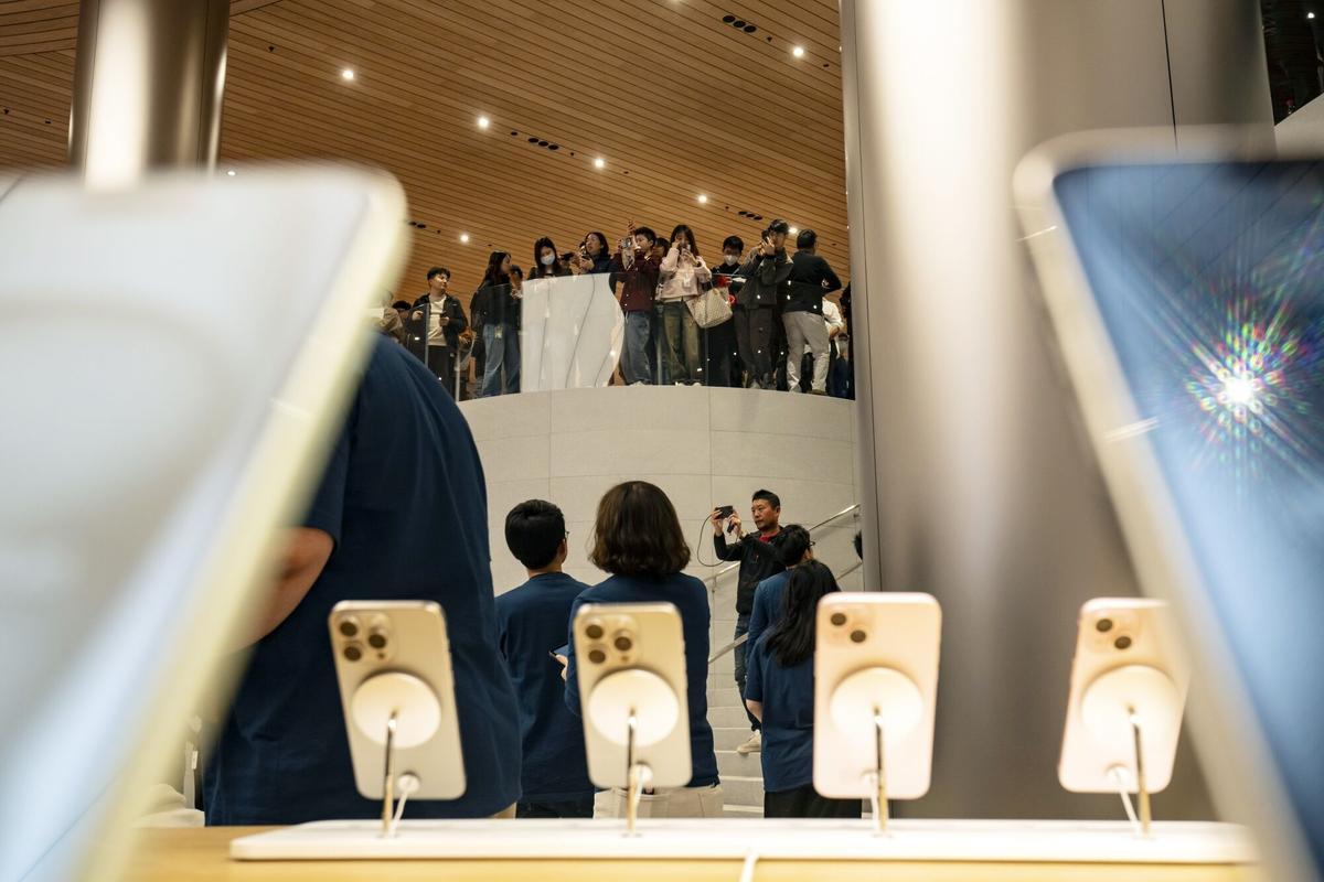La tienda más grande de Apple en Asia abre sus puertas en Shanghái | FOTOS