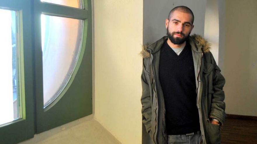 Jonathan Pérez del Río expone sus veintidós "Anónimos" en Navia