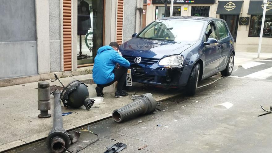 Un coche destroza una farola en el centro de A Estrada - Faro de Vigo
