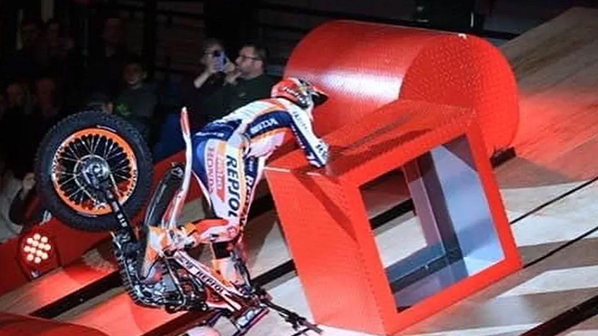 Toni Bou sale bien librado de un aparatoso accidente