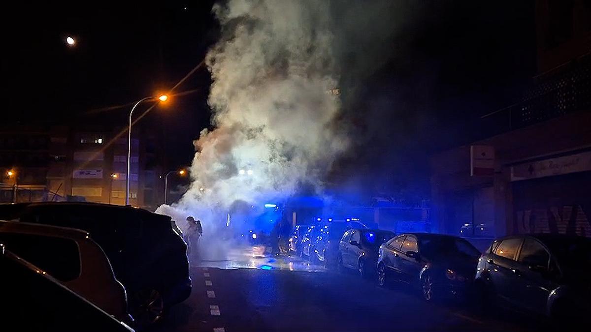 INCENDIO PALMA MALLORCA | Un incendio en los contenedores de la calle Fra Frances Palou destruye ...
