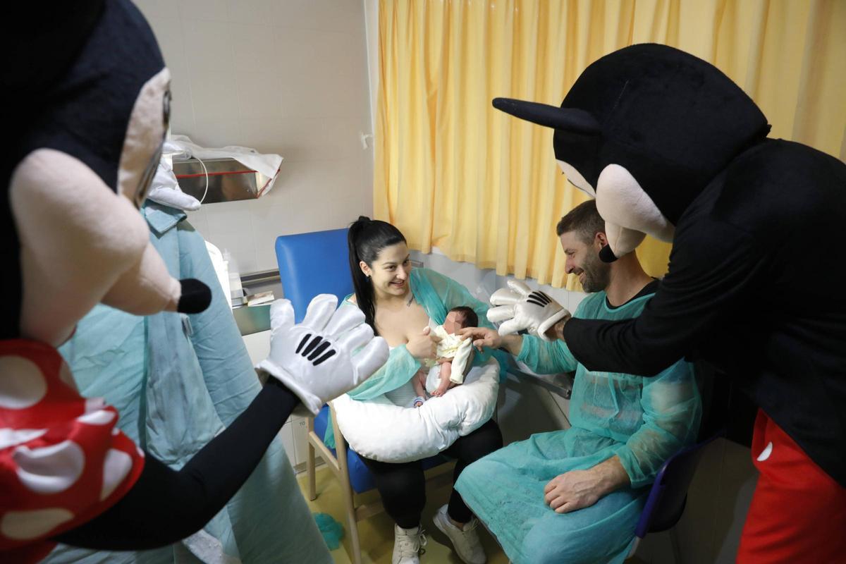 Mickey y Minnie Mouse visitan a los niños del Hospital de Cabueñes (en ...