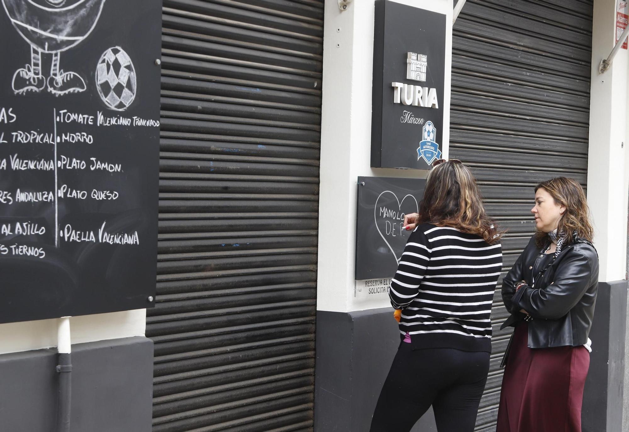 Homenaje a Manolo en su antiguo bar