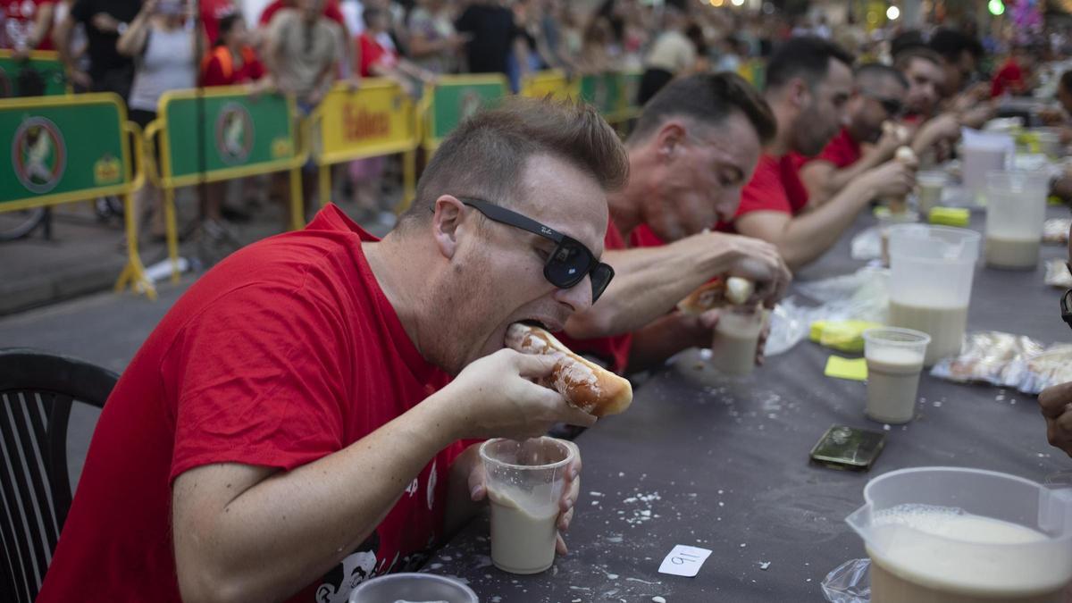 Comer a lo bestia: Engulle 74 fartons para reeditar su victoria en el ...