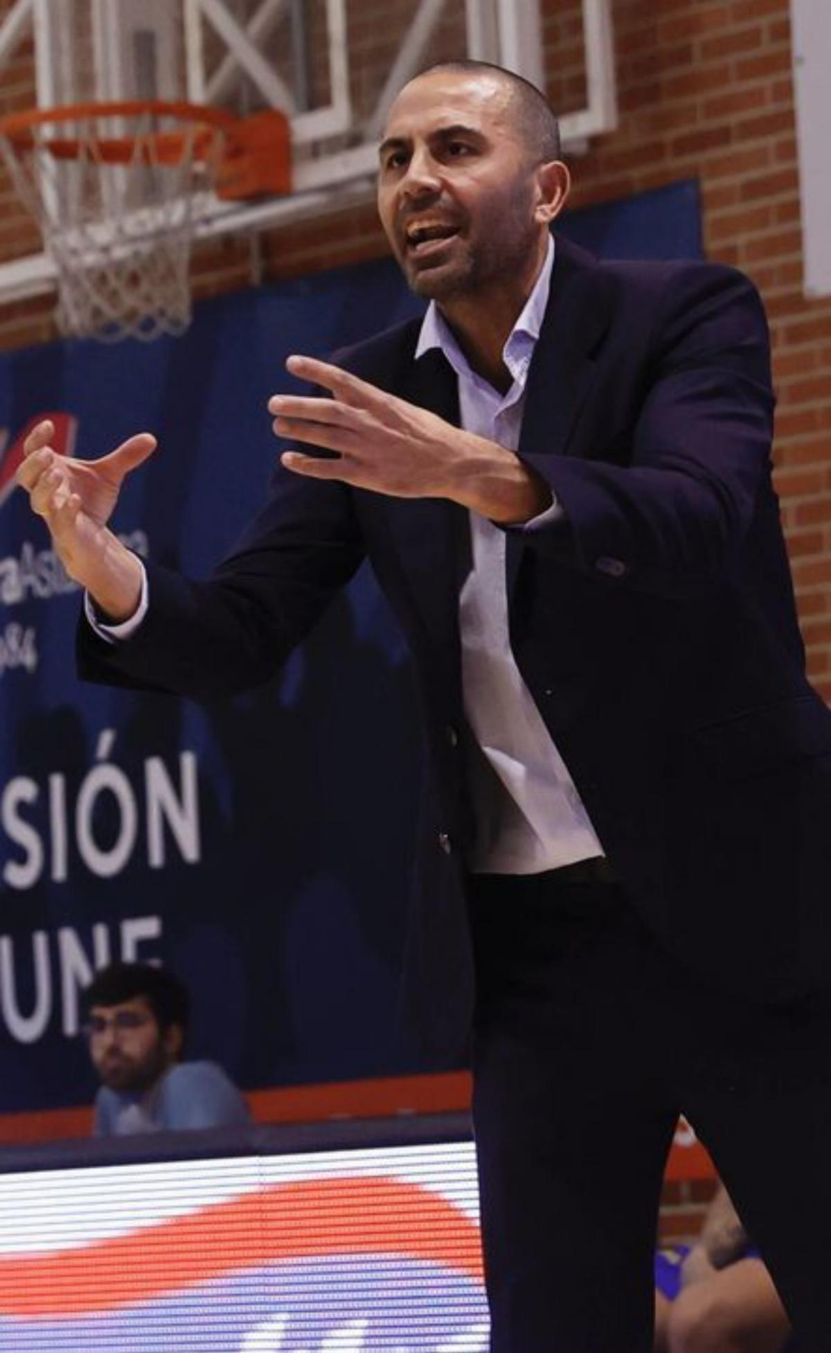 Javi Rodríguez, entrenador del Aimerka Oviedo Baloncesto, ante la ...