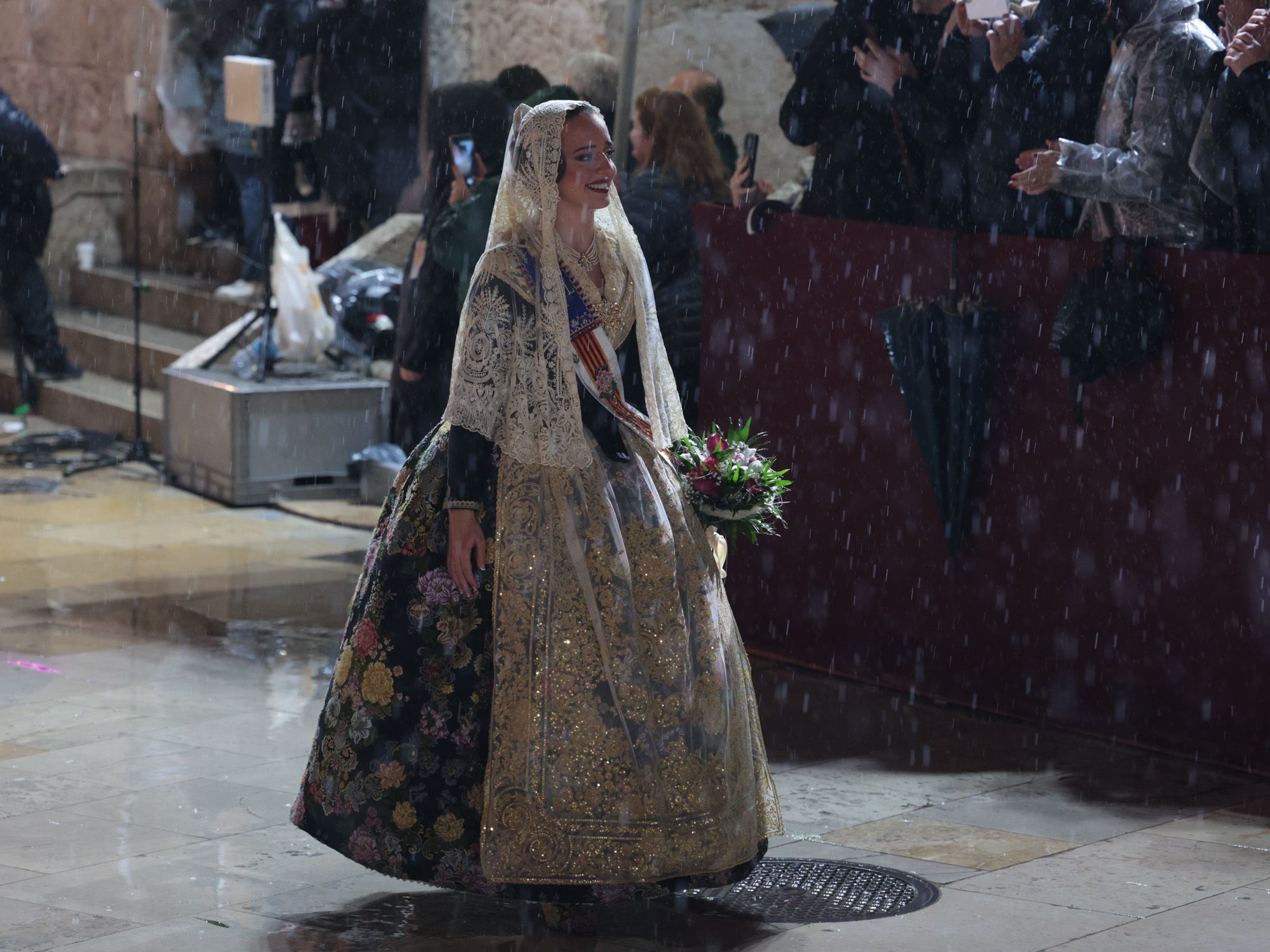 La Fallera Mayor de València, Berta Peiró, cierra la Ofrenda a la ...