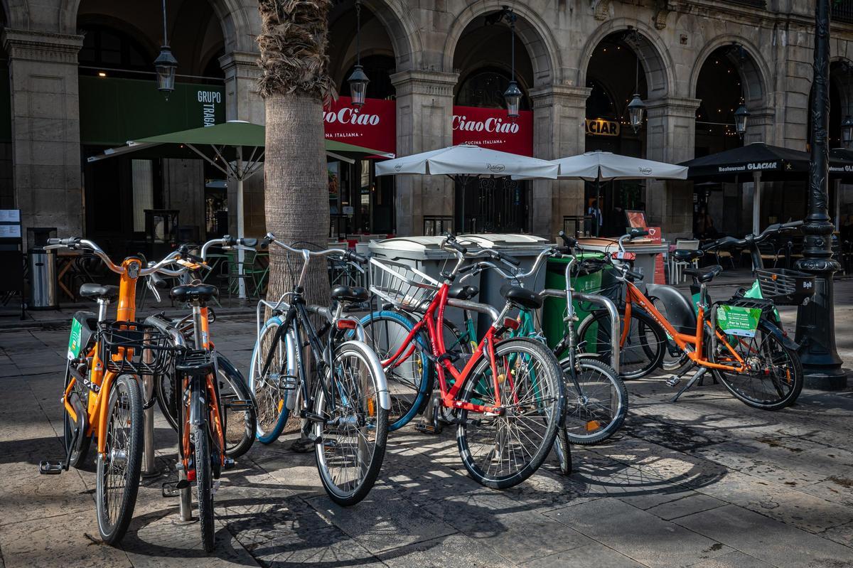 Bicicletas compartidas ocupan estacionamientos públicos de Barcelona ...