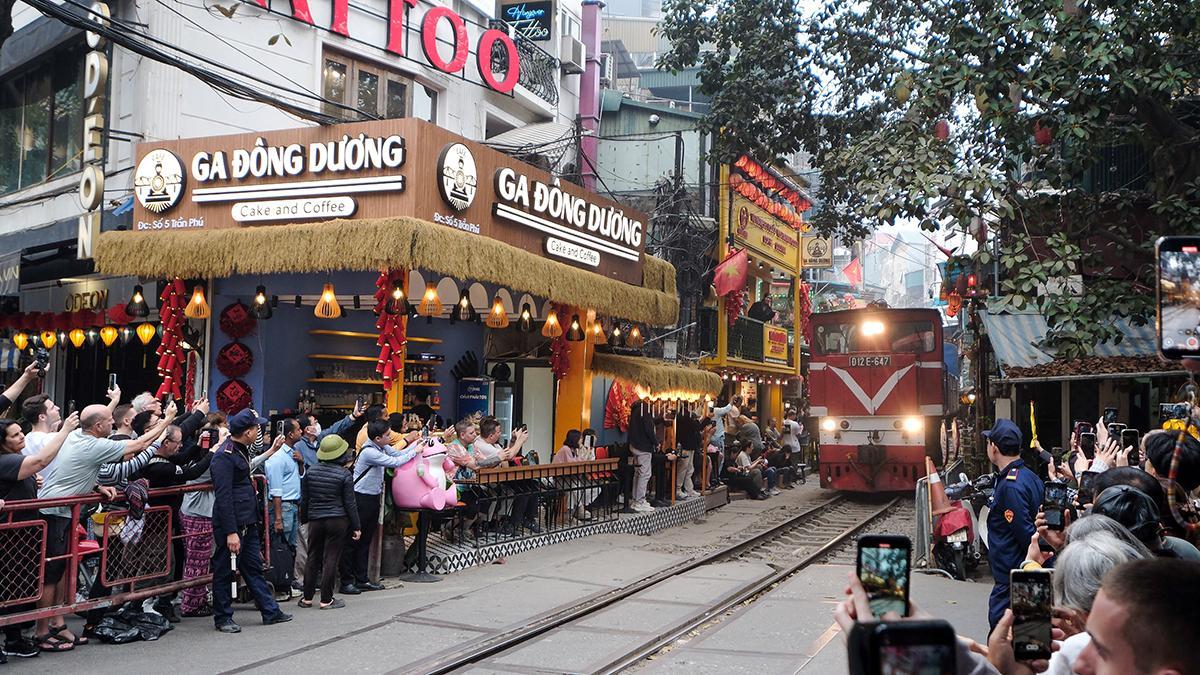 Limitadas las visitas guiadas a la famosa calle del tren de Hanói | FOTOS
