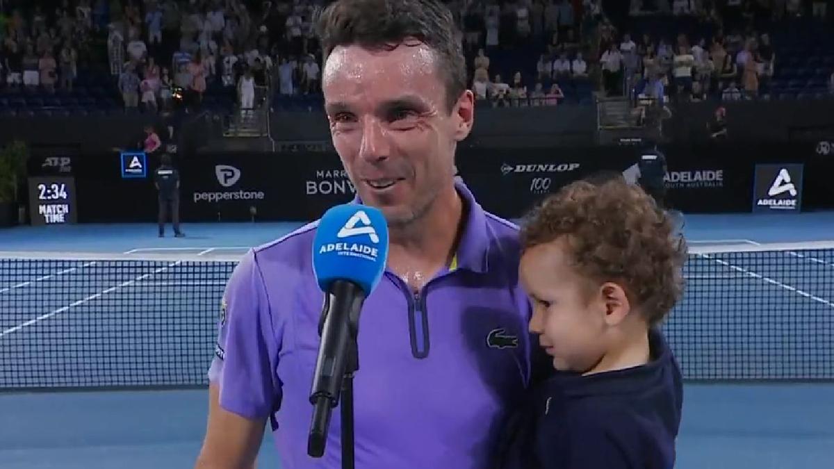 Vídeo viral: El momento más tierno de Roberto Bautista con su hijo para ...