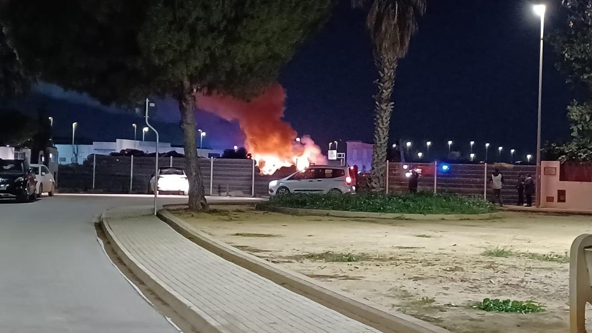 Incendio en una campa de coches dañados por la dana en Catarroja