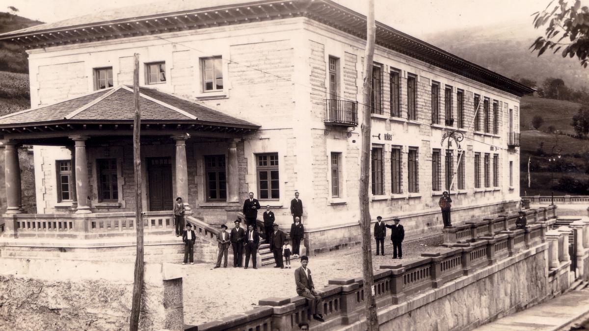 Boal celebra los noventa años de sus queridas escuelas, "Las Graduadas"